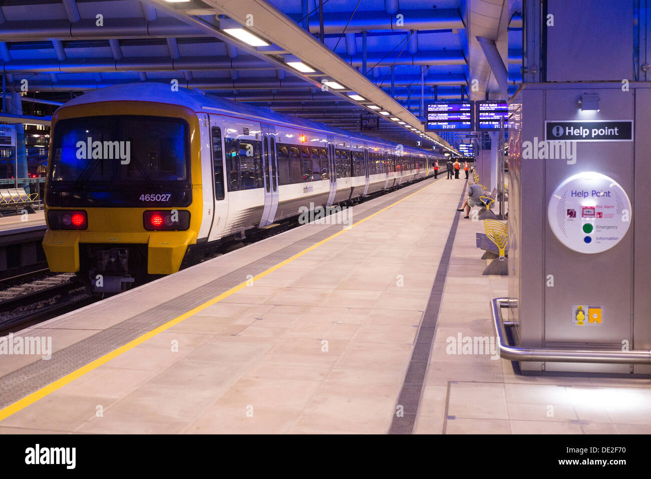 A train at London Blackfriars station in the evening Stock Photo - Alamy