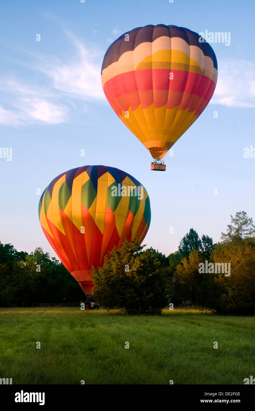 Hot air balloon descending hi-res stock photography and images - Alamy