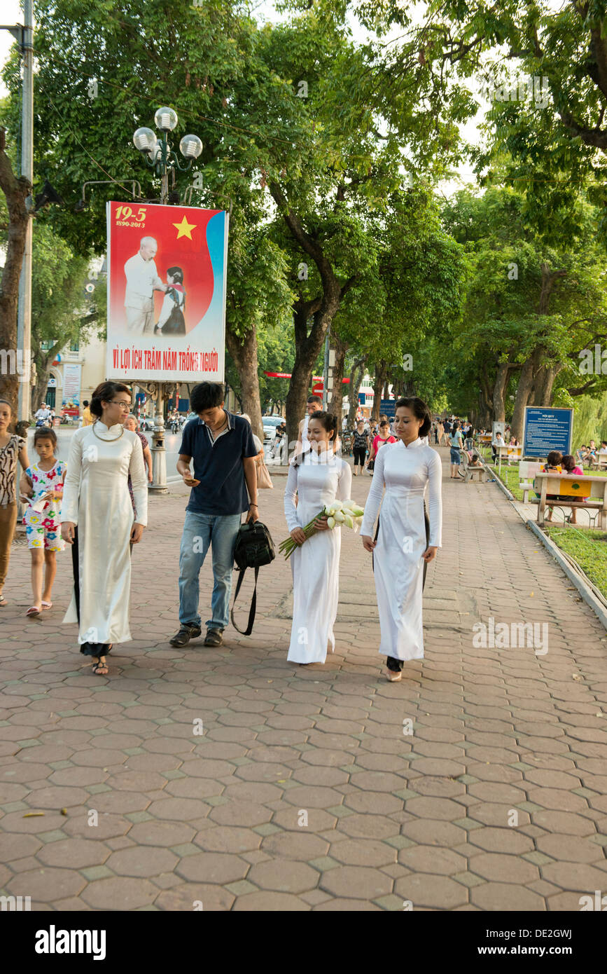 Young lady waring Ao Dai( Vietnamese national costume) Hoan Kiem lake ...