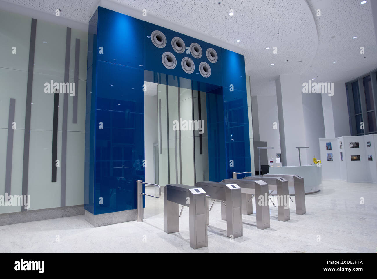 Large windowed building hi-res stock photography and images - Alamy