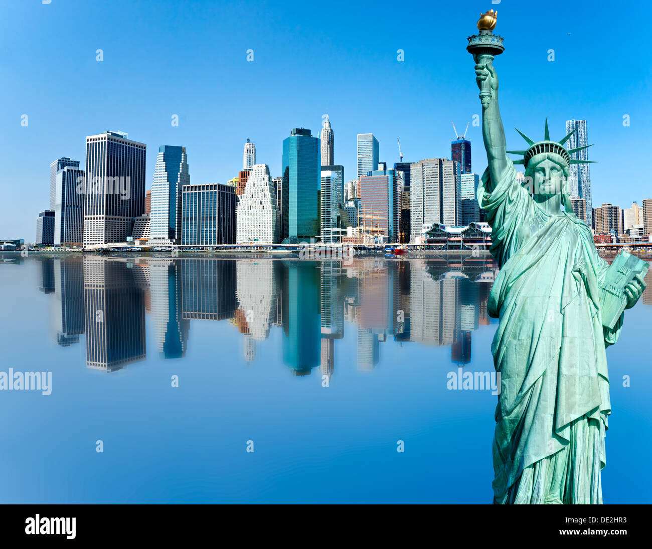 New york skyline sunrise statue hi-res stock photography and images - Alamy