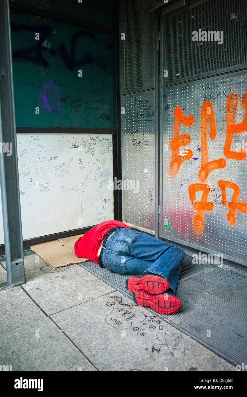 Graffiti homeless sleeping hi-res stock photography and images - Alamy