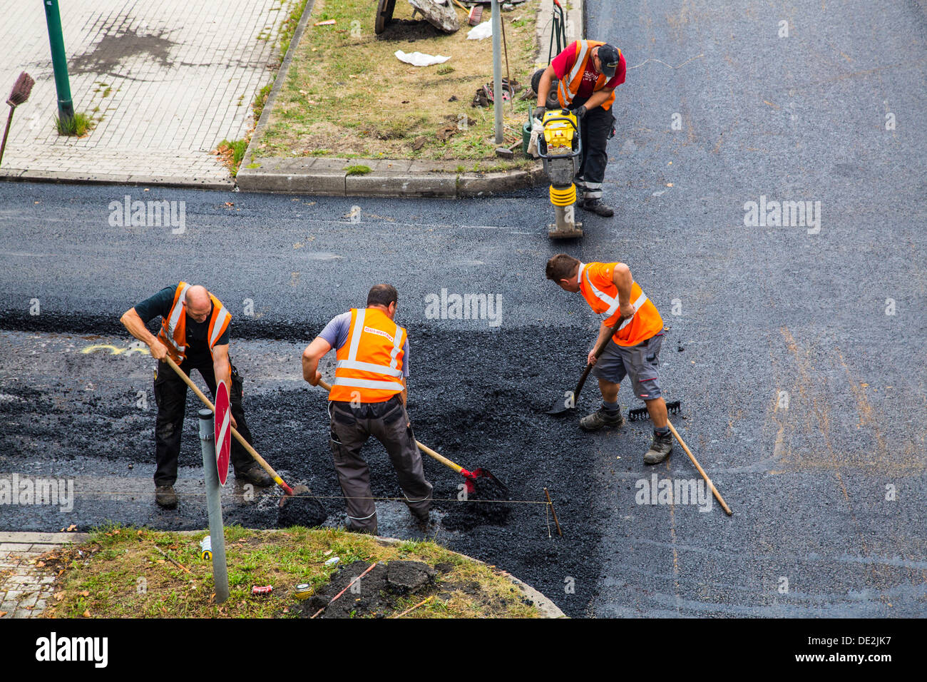 Base course construction company hi-res stock photography and images ...