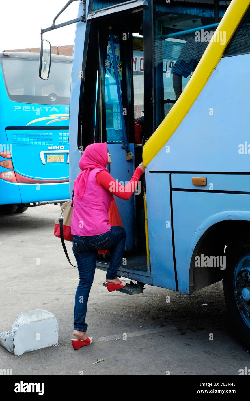 Boarding a bus hi-res stock photography and images - Alamy