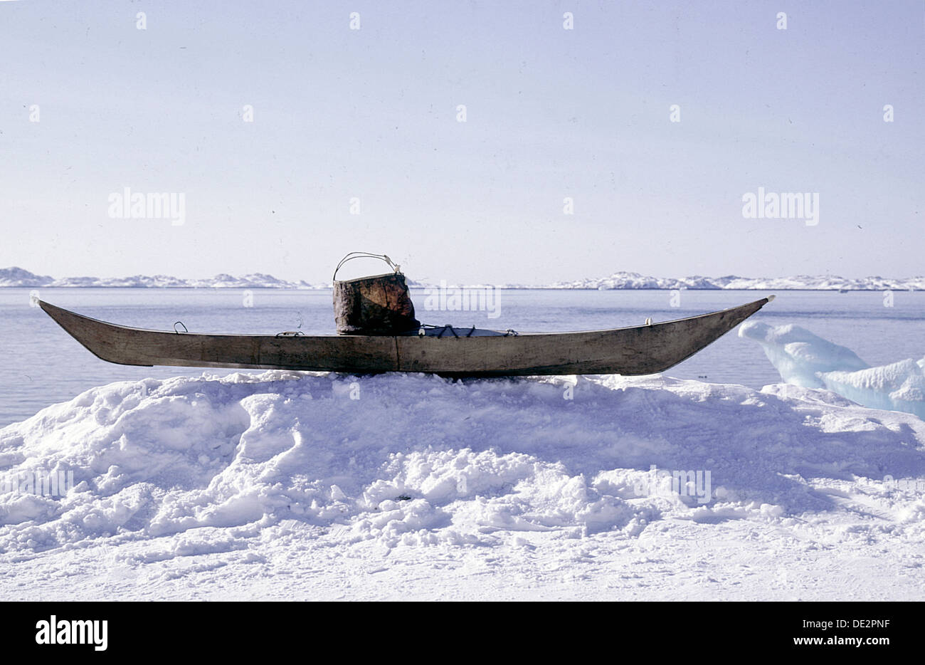Inuit kayak fishing hi-res stock photography and images - Alamy