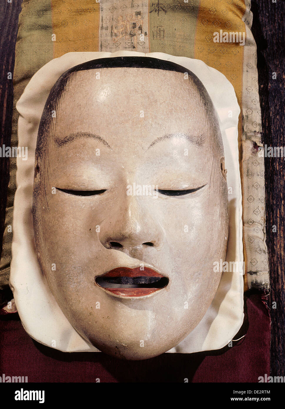 Noh mask hi-res stock photography and images - Alamy
