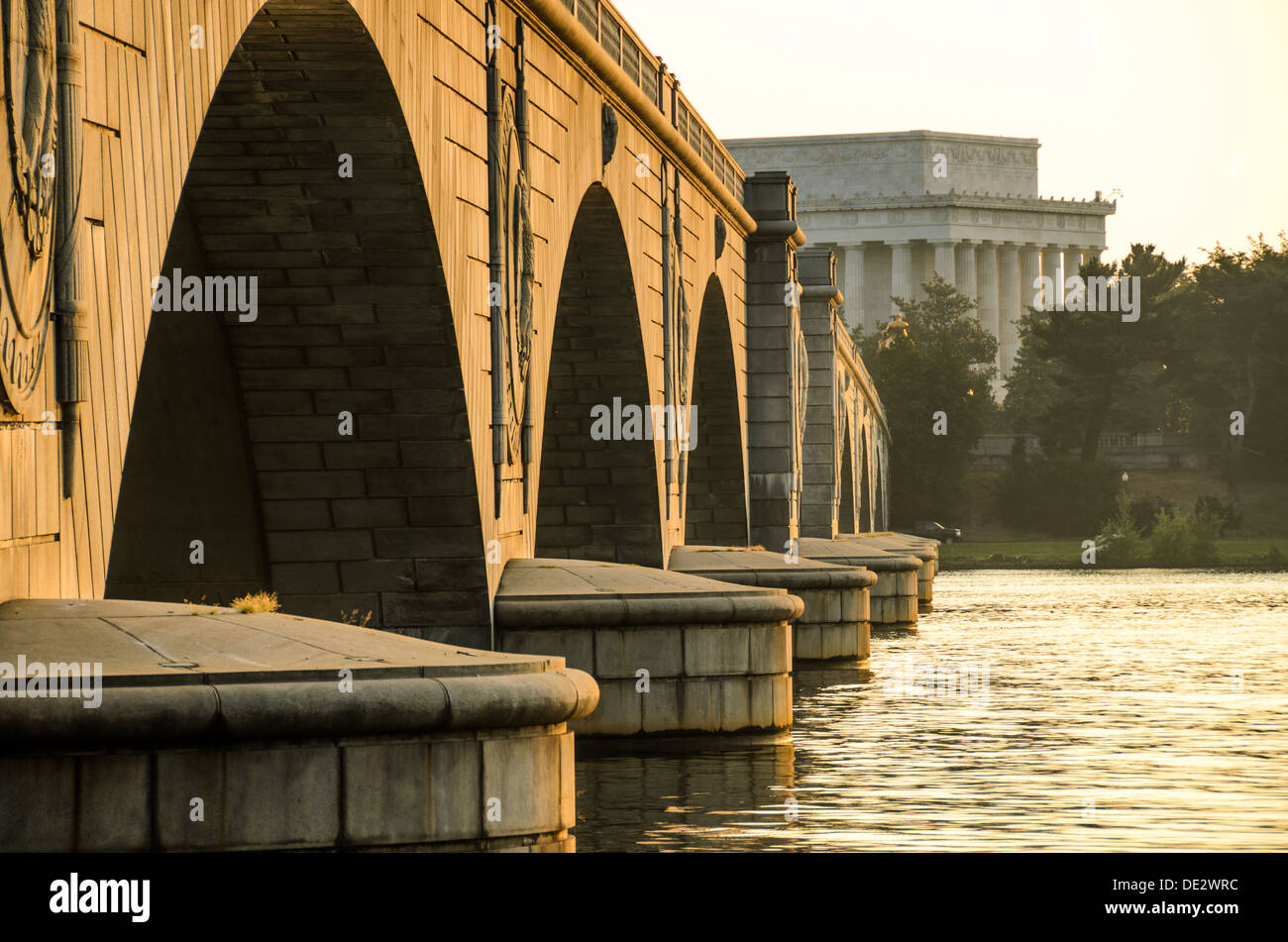 WASHINGTON, DC, United States — The Arlington Memorial Bridge spans the ...