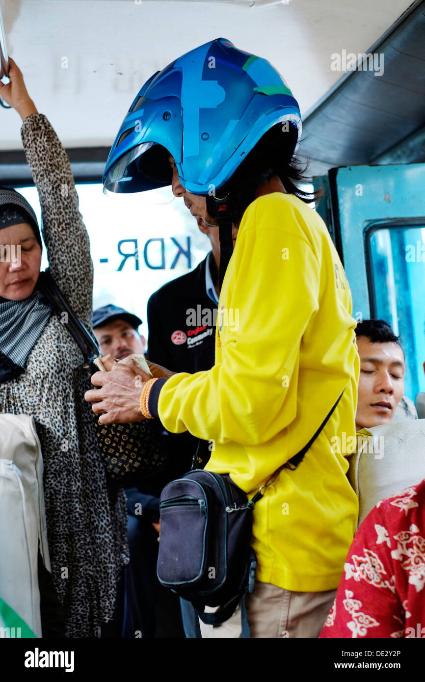 Packed bus hi-res stock photography and images - Alamy