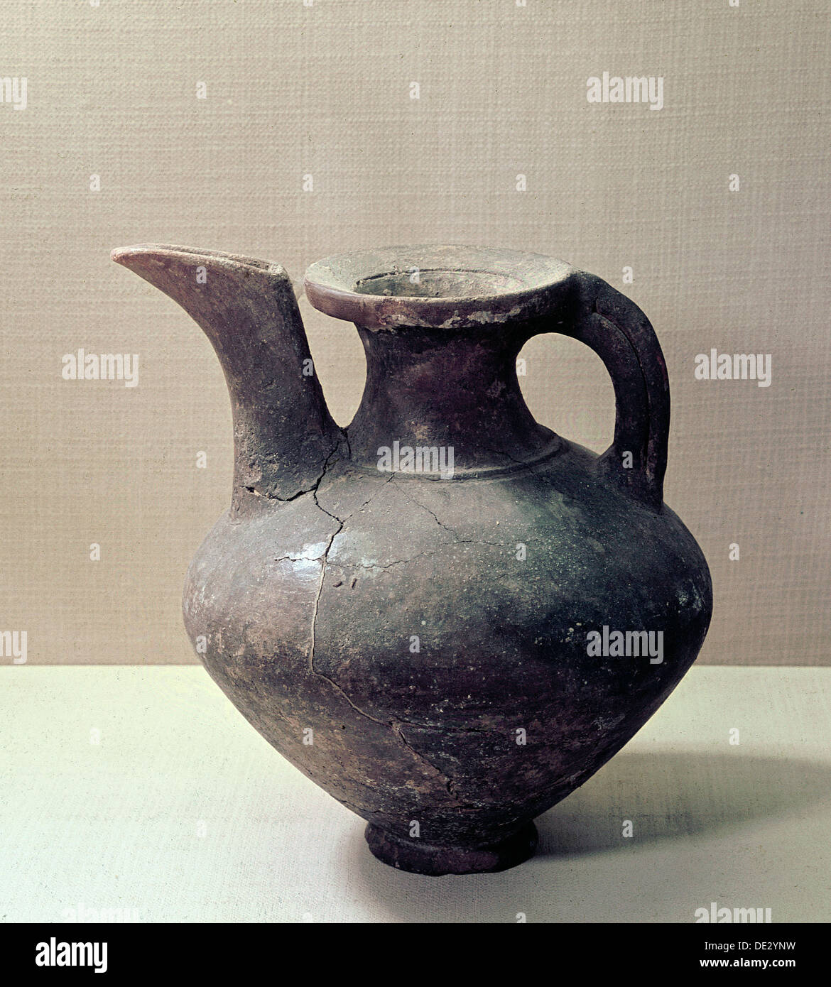 Ancient iraq pottery hi-res stock photography and images - Alamy