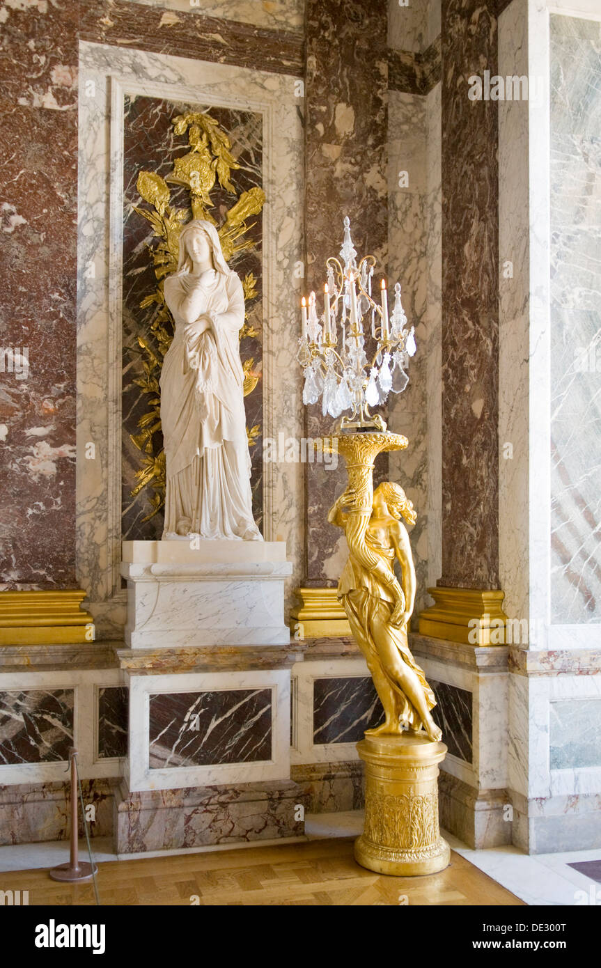 Statues in the Hall of Mirrors, Palais de Versailles, Paris, France ...