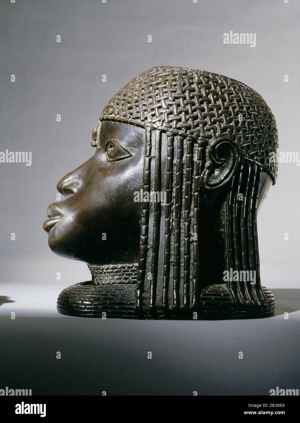 Brass head of oba of benin hi-res stock photography and images - Alamy