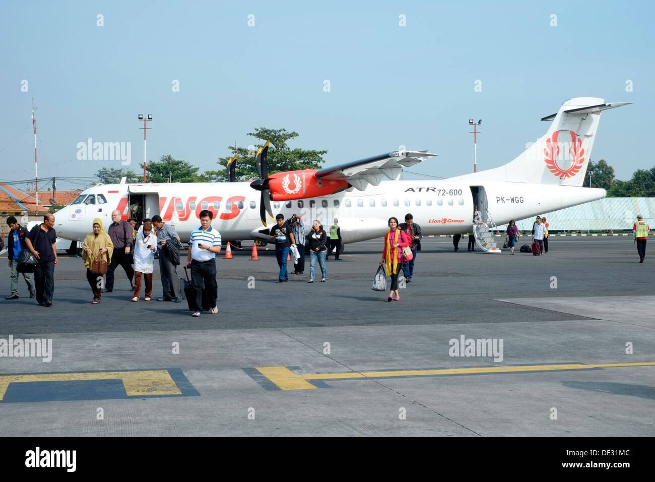passengers disembark from a lion air wings atr 72-600 turboprop ...