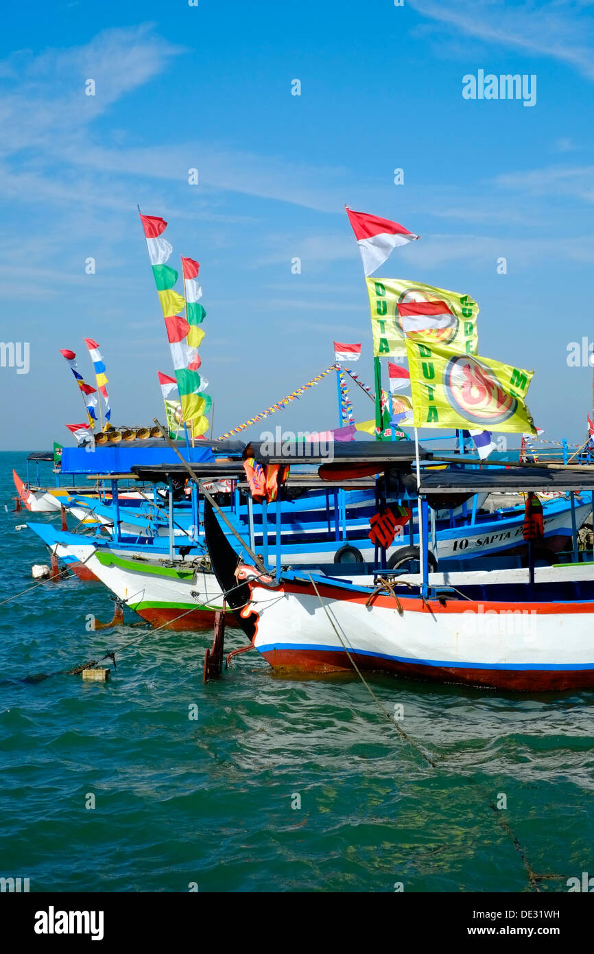 Indonesian traditional ships hi-res stock photography and images - Alamy