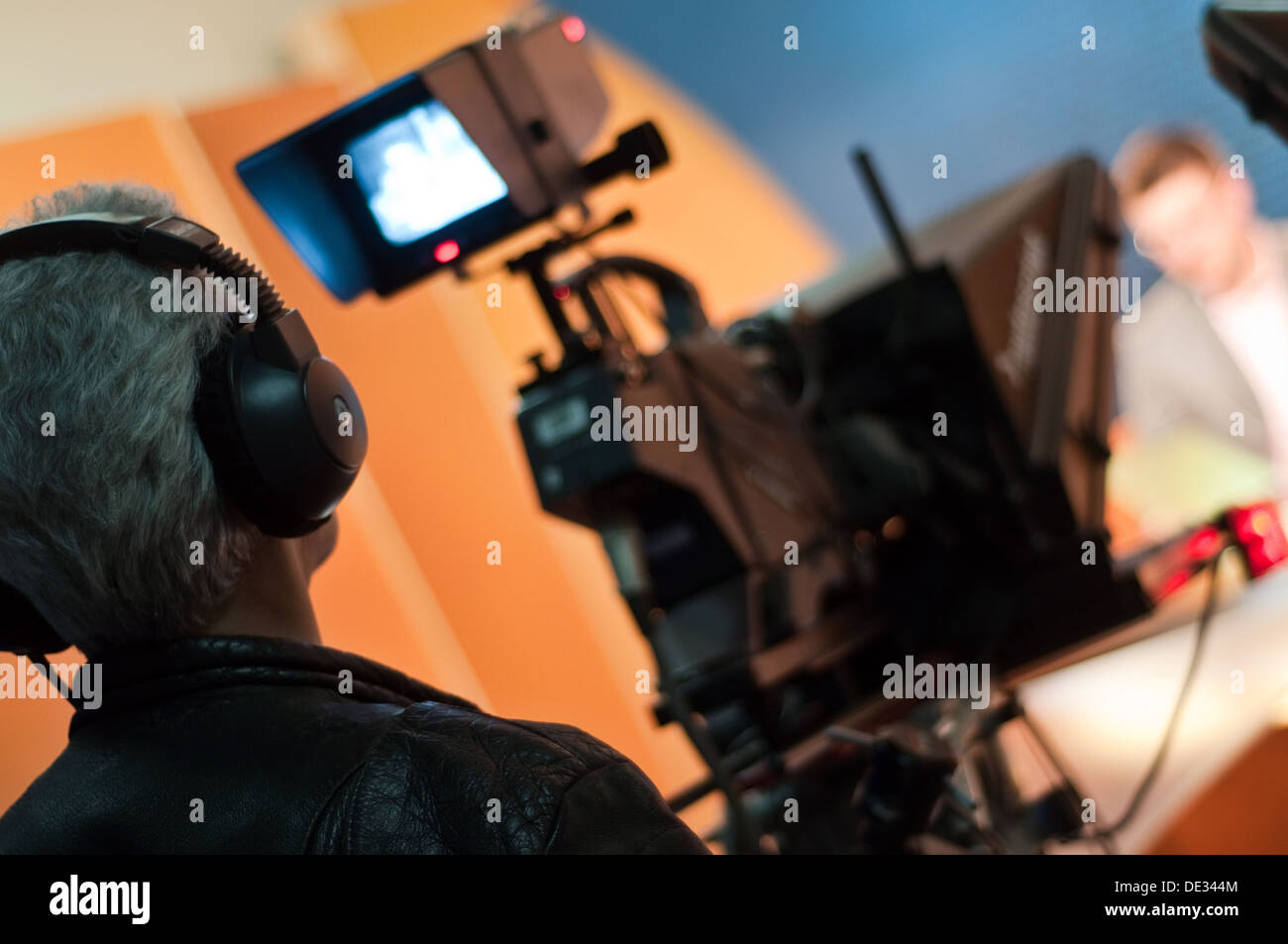 Studio interview reporter hi-res stock photography and images - Alamy