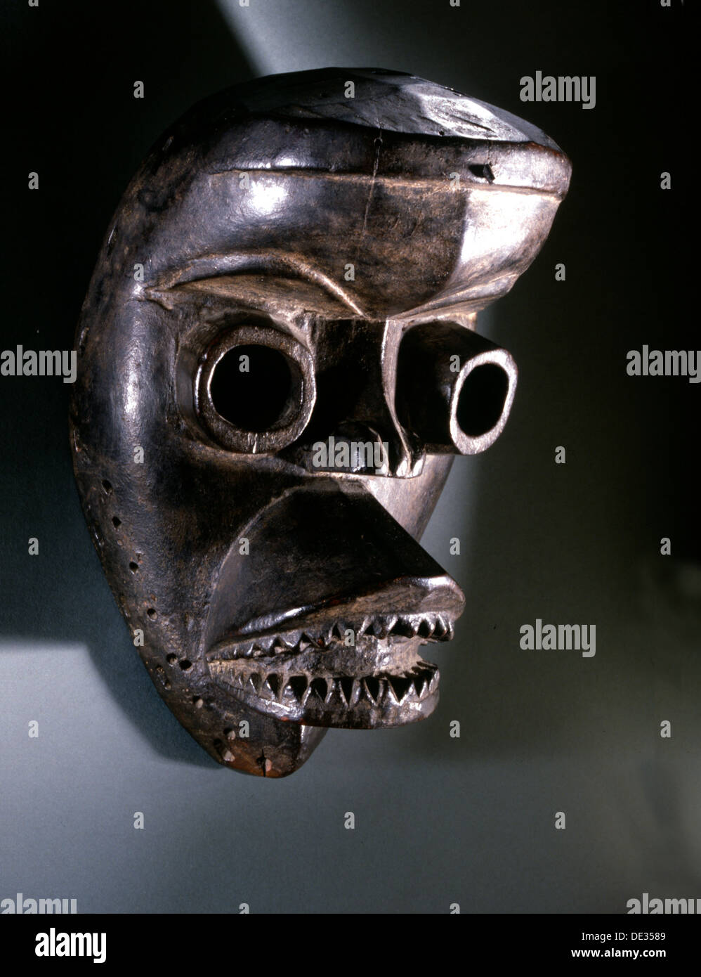 Dan mask africa hi-res stock photography and images - Alamy