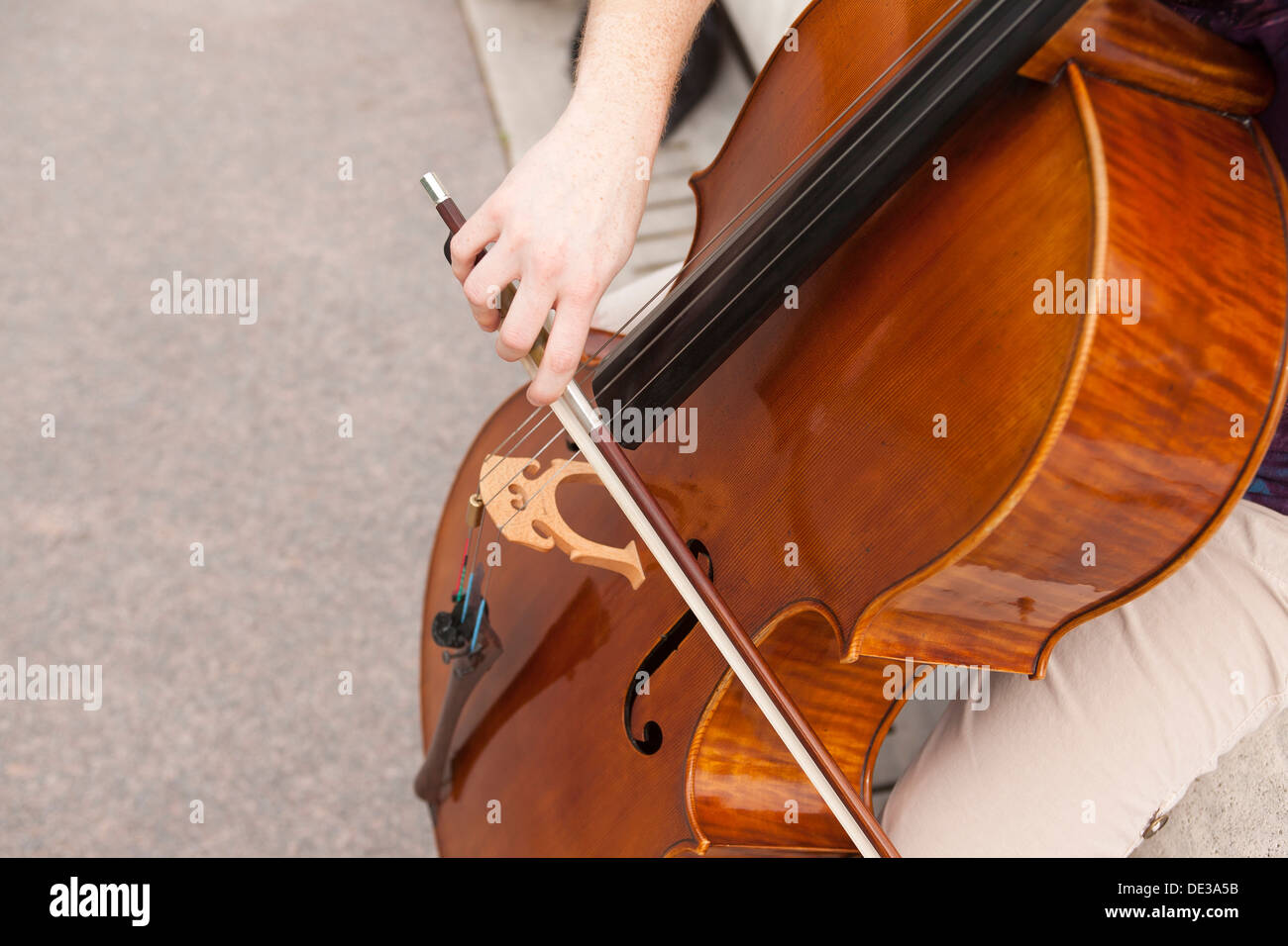 American playing cello hi-res stock photography and images - Alamy