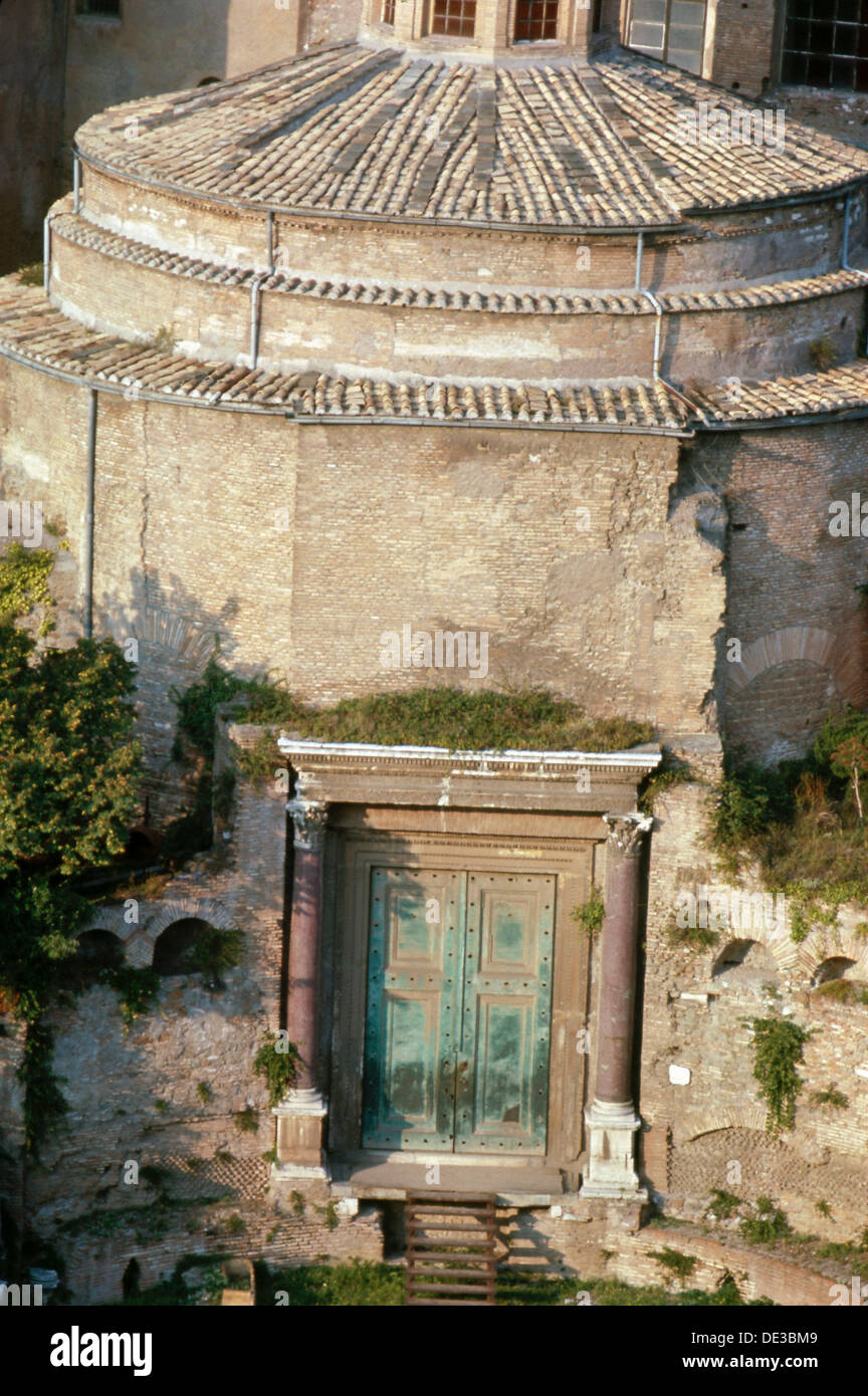Round roman building hi-res stock photography and images - Alamy