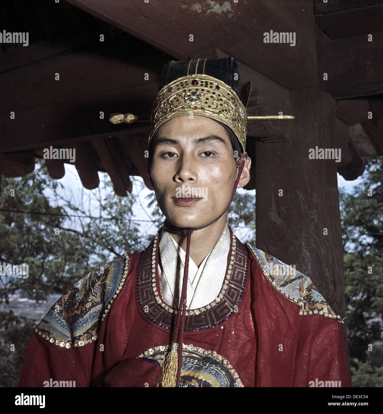 Korean man in traditional dress hi-res stock photography and images - Alamy