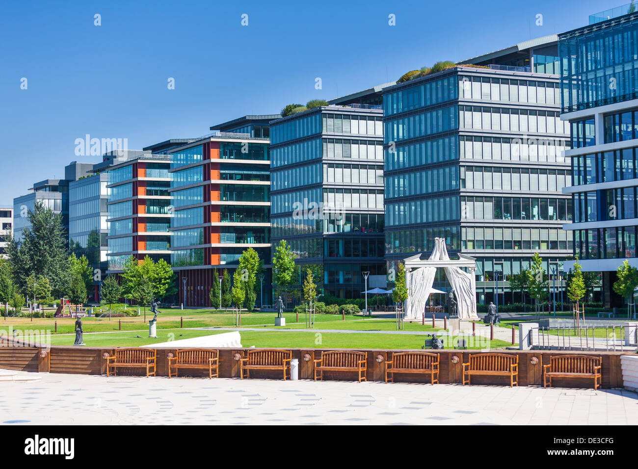 Glass offices modern glass buildings hi-res stock photography and ...