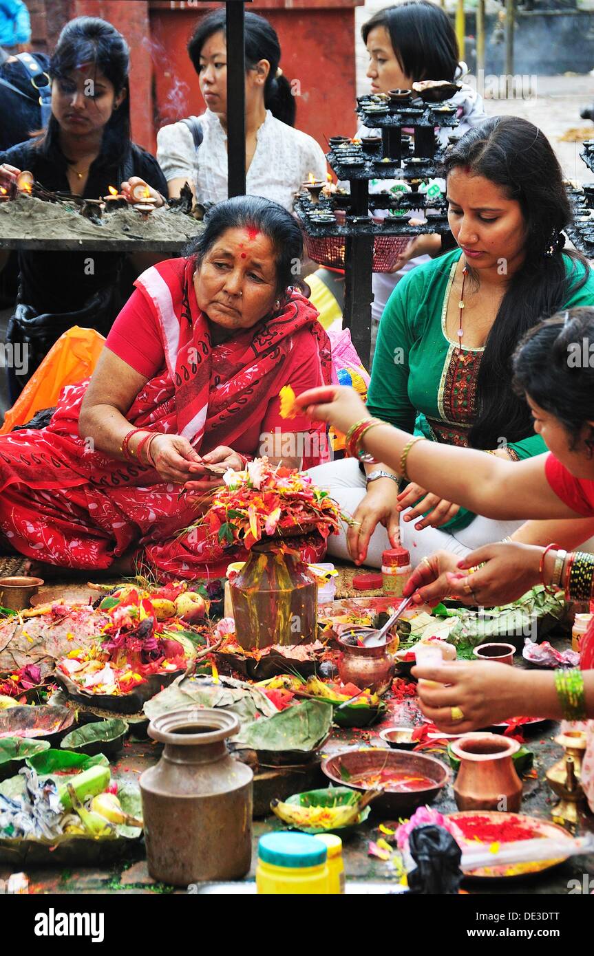 Family pooja hi-res stock photography and images - Alamy