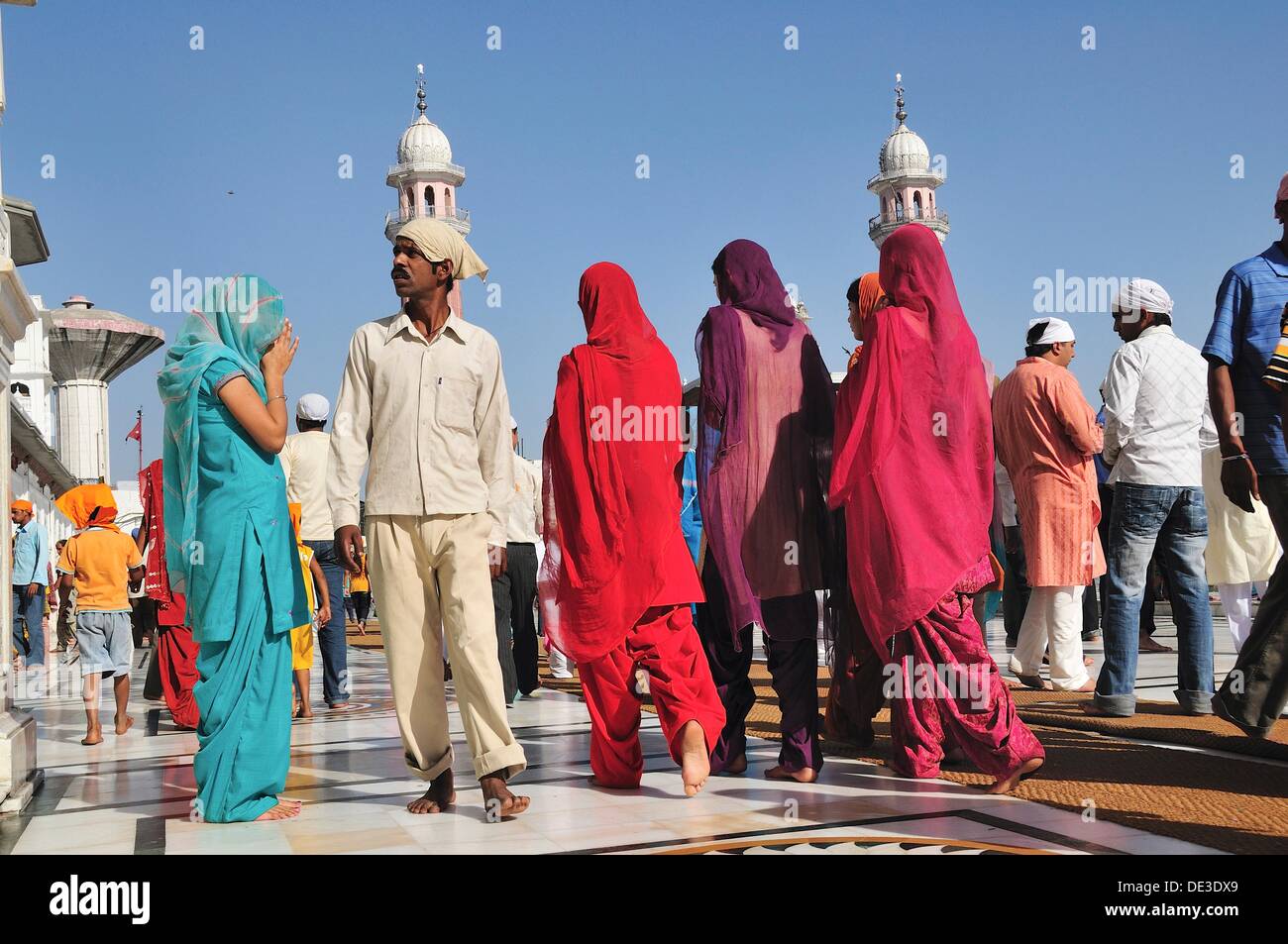 Sikh woman pray hi-res stock photography and images - Alamy