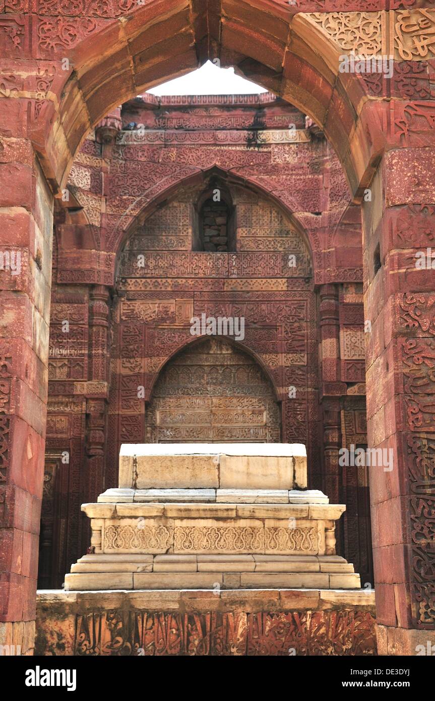 Inside the area of Kutub Nimar in Delhi, India Stock Photo - Alamy