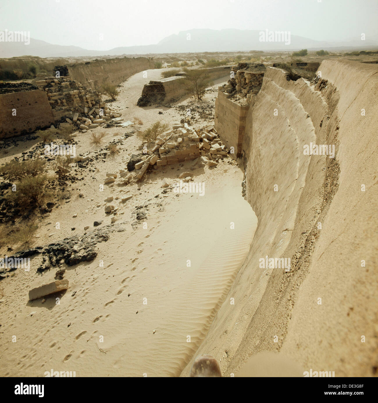 Ruins ancient dam yemen hi-res stock photography and images - Alamy