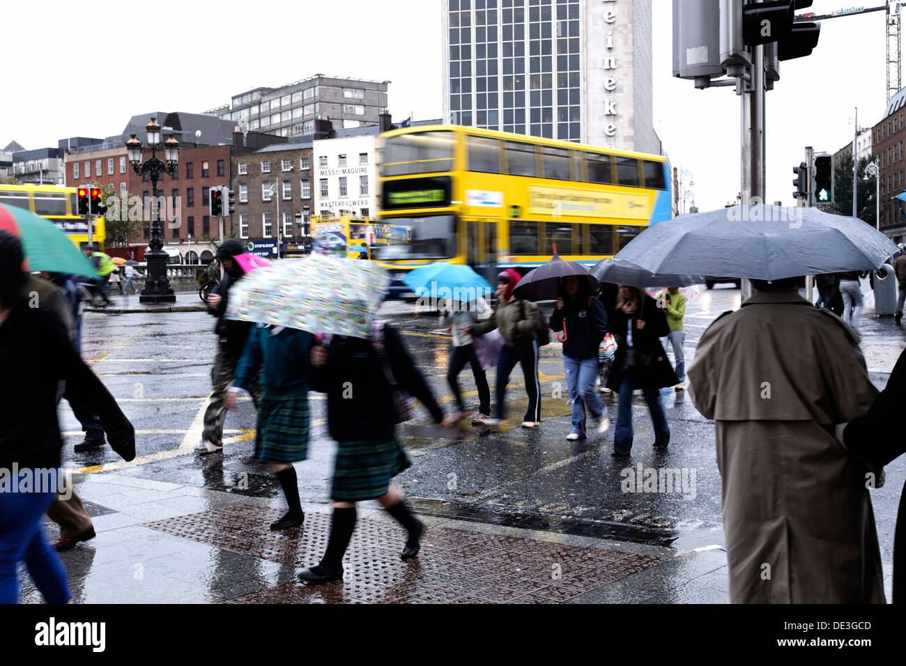 Wet street scene ireland hi-res stock photography and images - Alamy