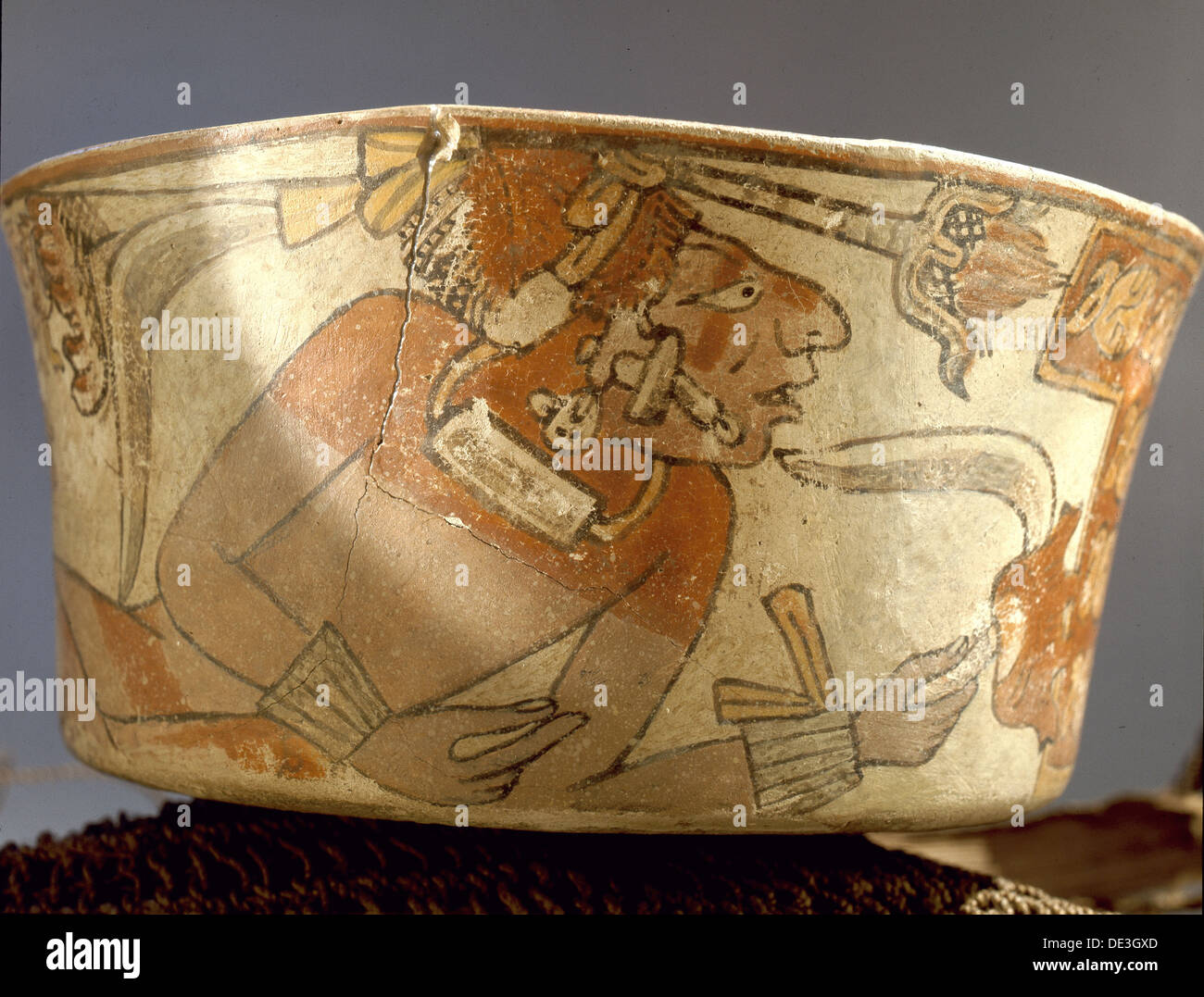 Mayan cylindrical vessel hi-res stock photography and images - Alamy