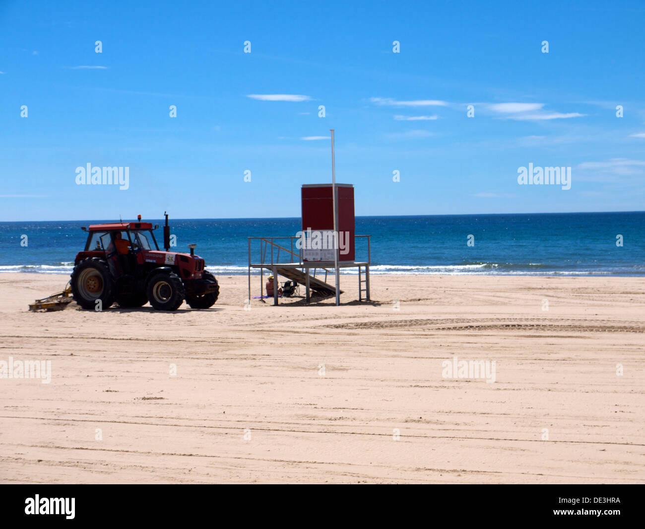 Tractors on a beach hi-res stock photography and images - Alamy