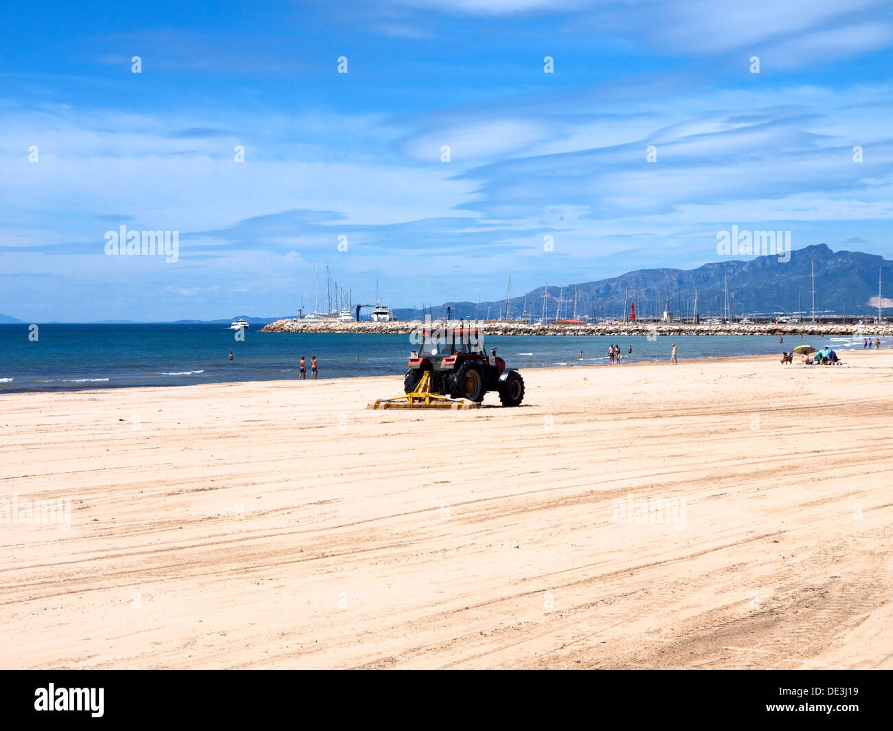 Tractors on a beach hi-res stock photography and images - Alamy