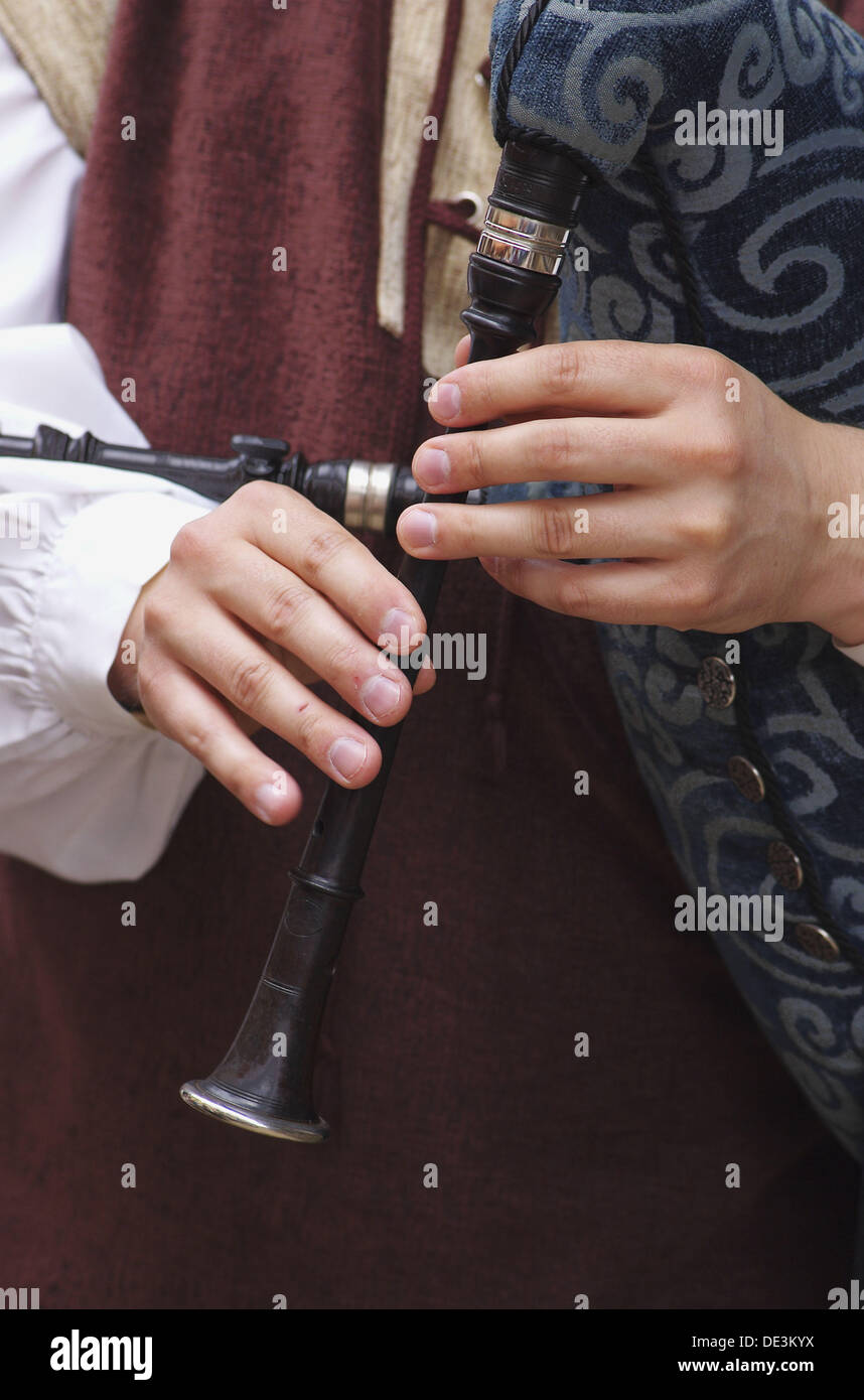 Female bagpiper hi-res stock photography and images - Alamy
