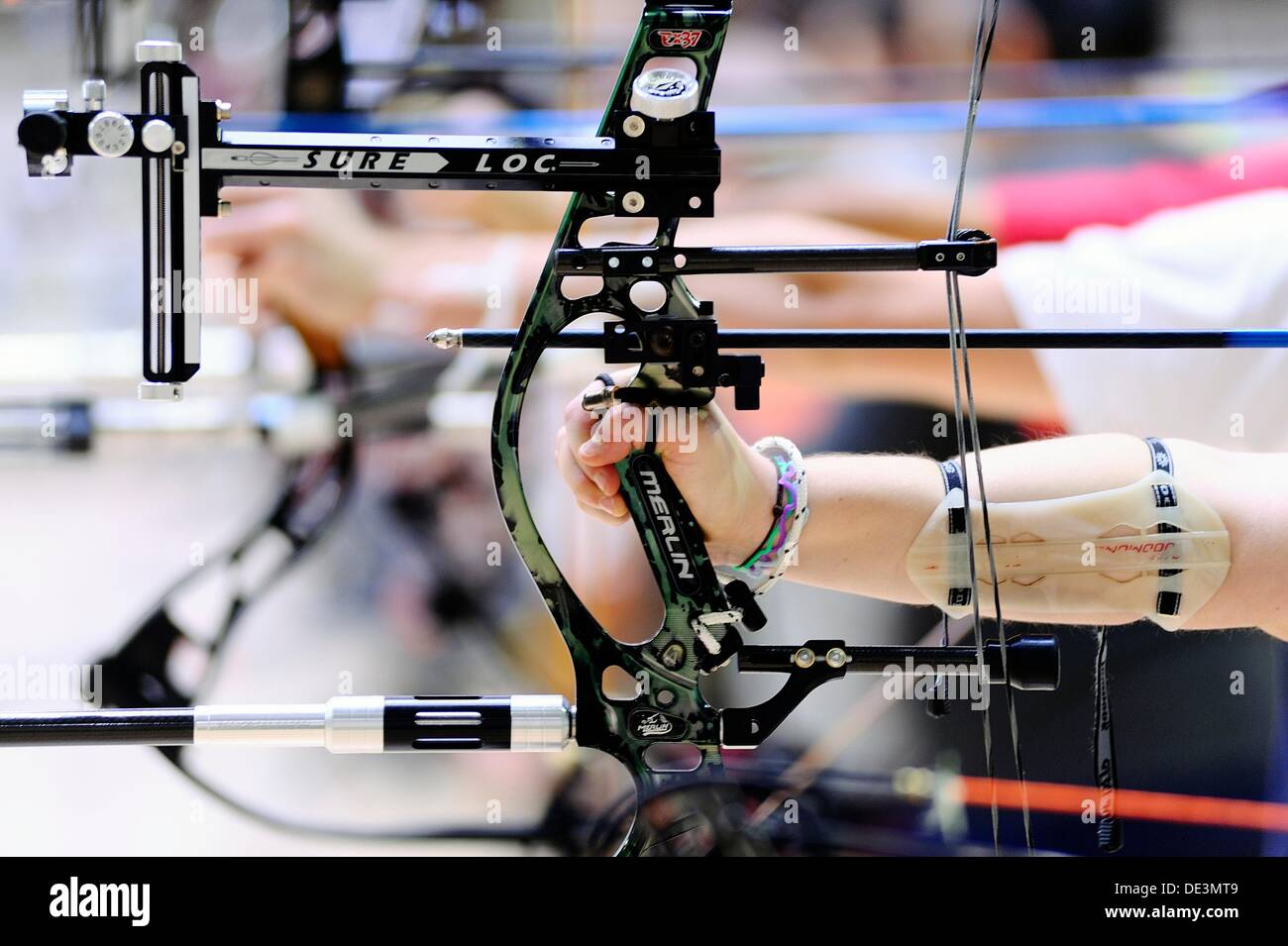 Bows arrows hi-res stock photography and images - Alamy