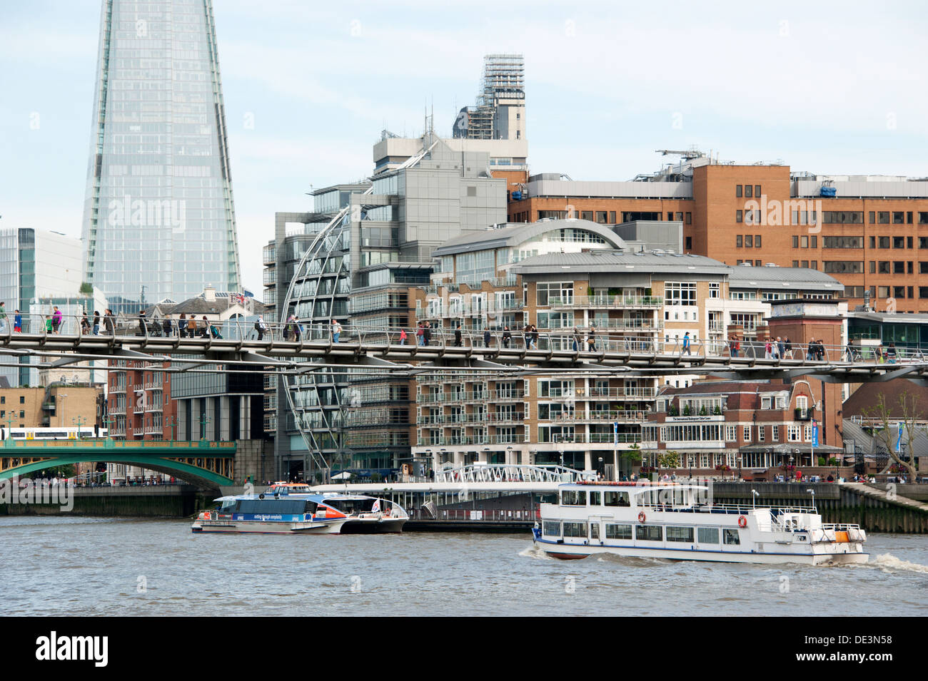 Millennium Bridge, Bankside, Themse, Shard Stock Photo - Alamy