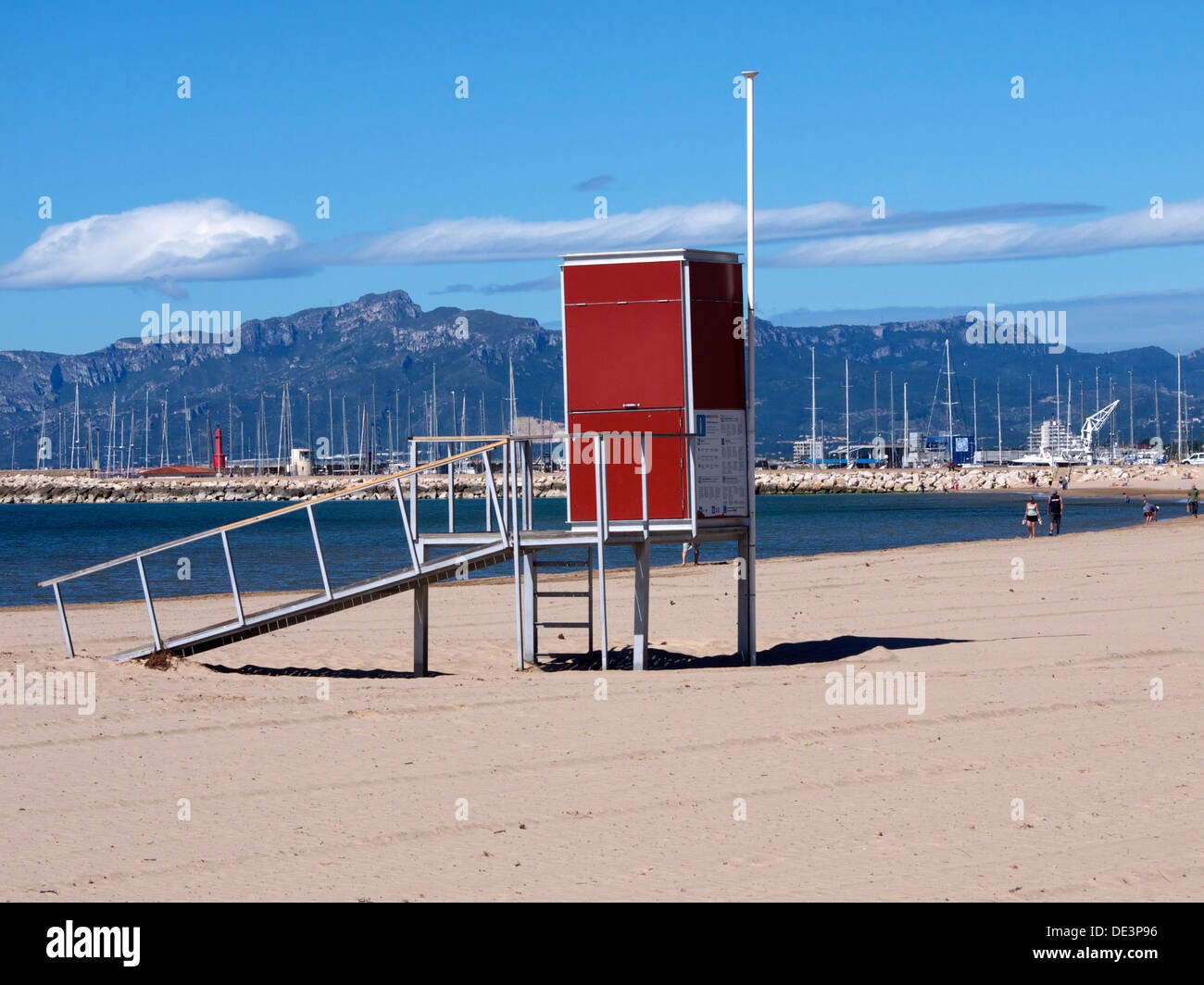Many bodies on beach hi-res stock photography and images - Alamy