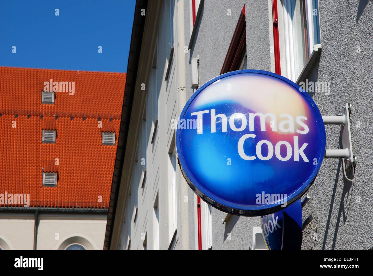 Thomas cook travel office hi-res stock photography and images - Alamy