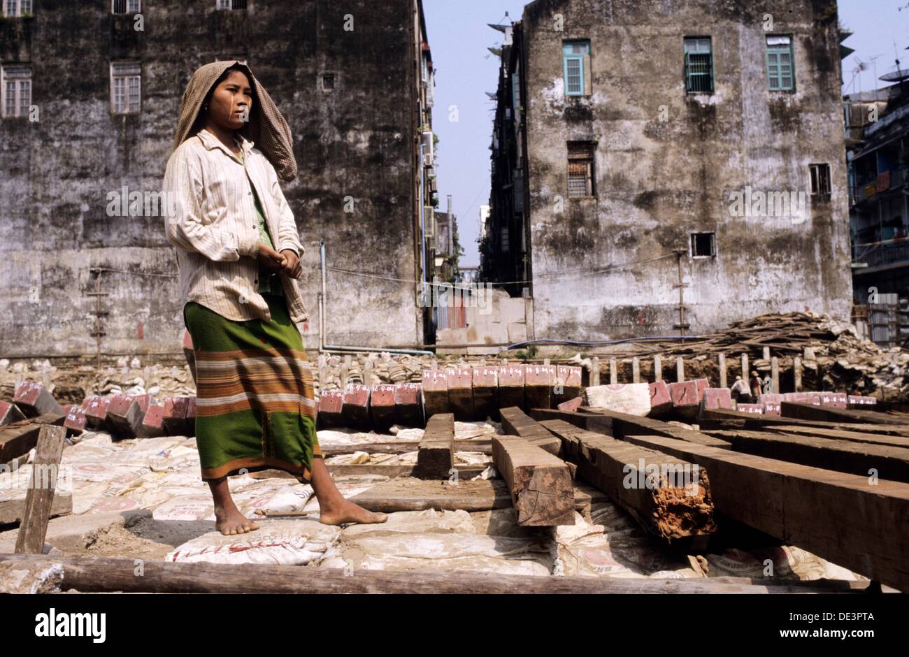 Poor life in yangon hi-res stock photography and images - Alamy