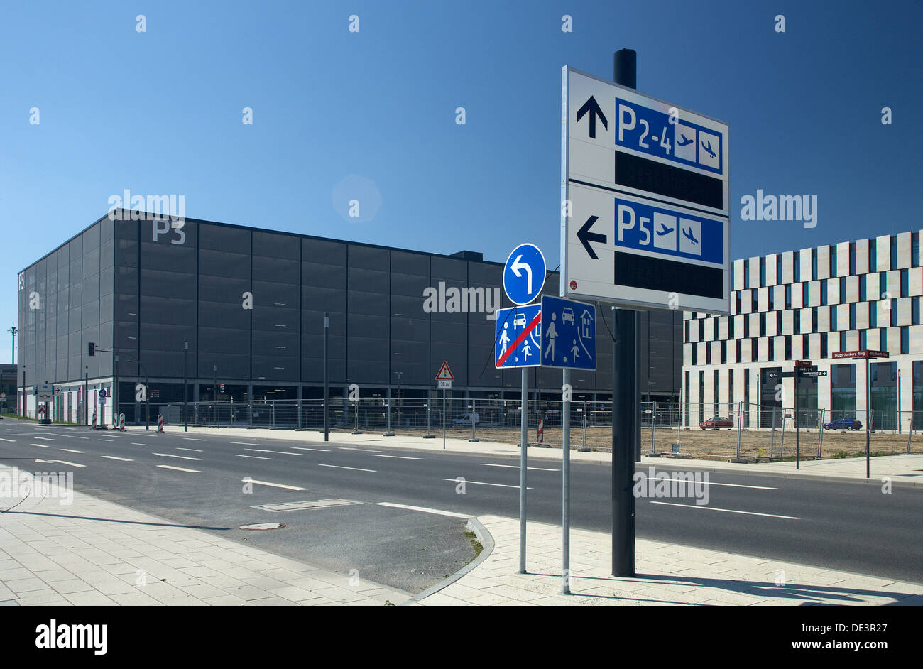 Car parking signs hi-res stock photography and images - Alamy