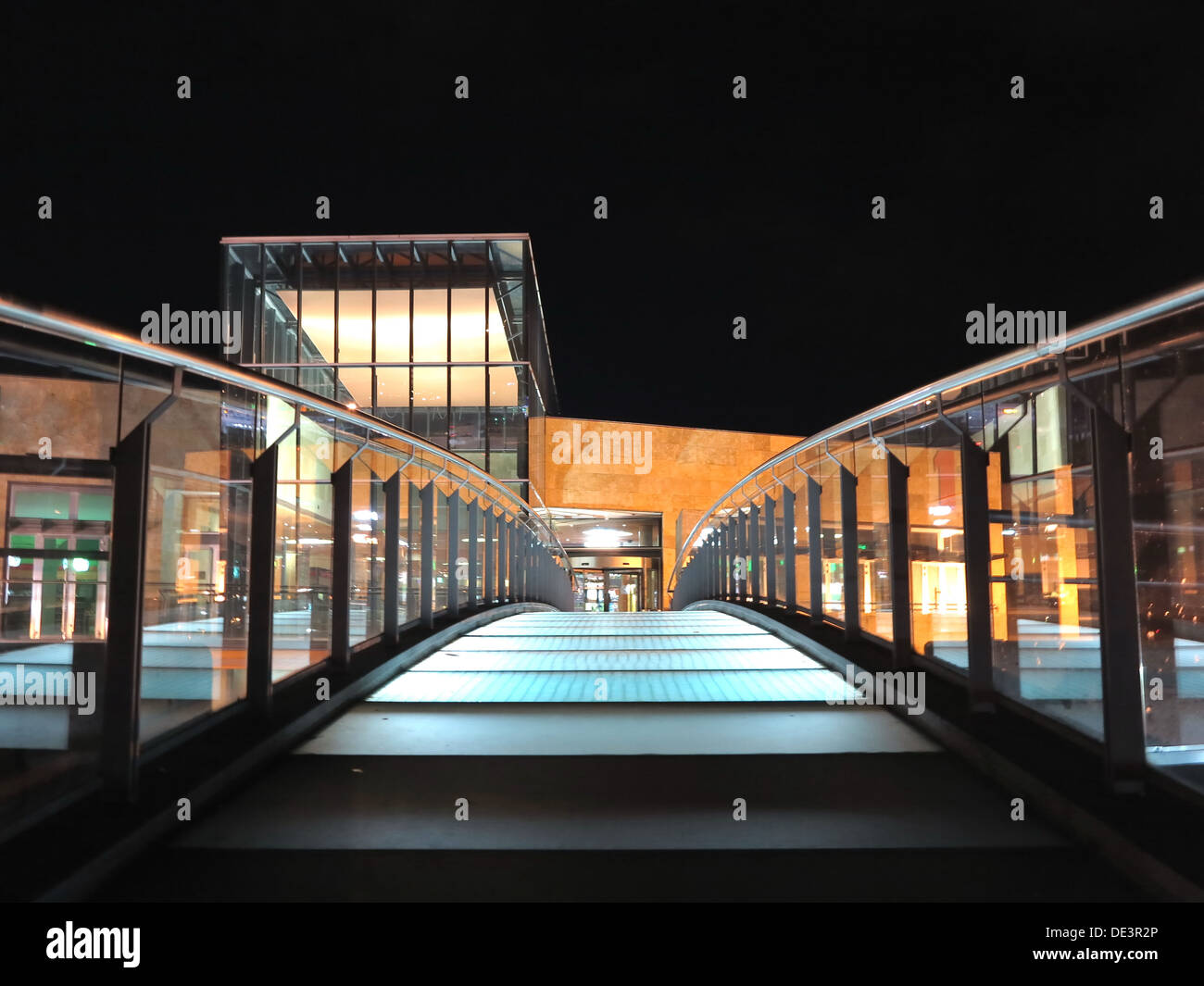 Glazing commercial building hi-res stock photography and images - Alamy