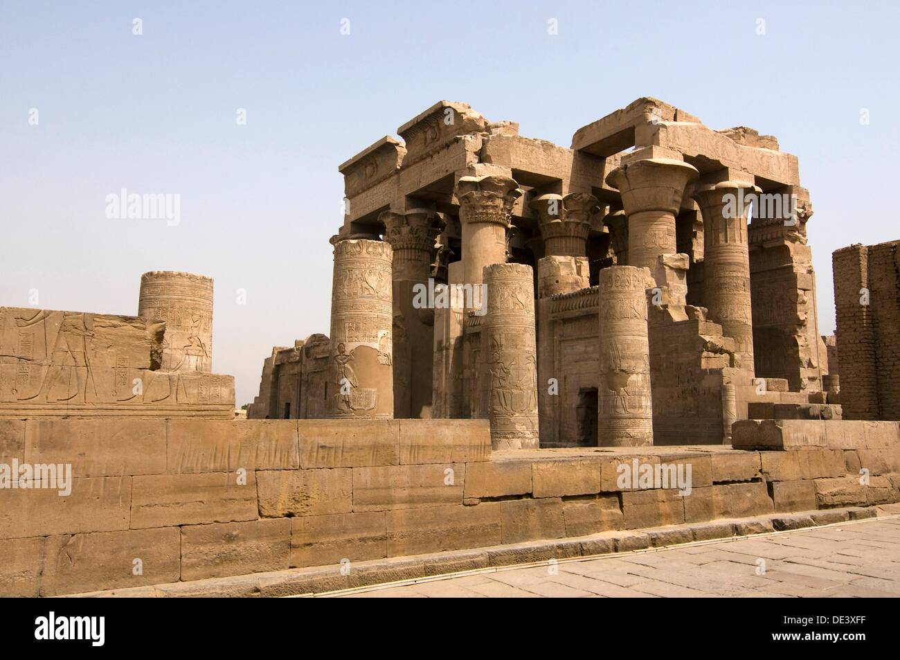 Columns giant ruins hi-res stock photography and images - Alamy