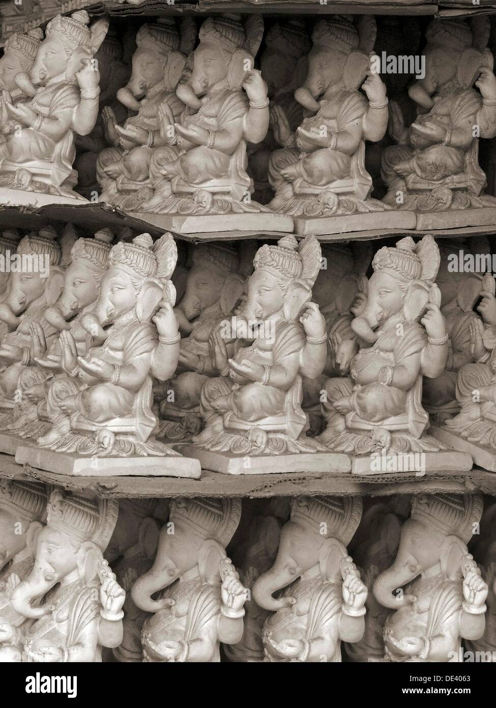 Shaping idols hi-res stock photography and images - Alamy