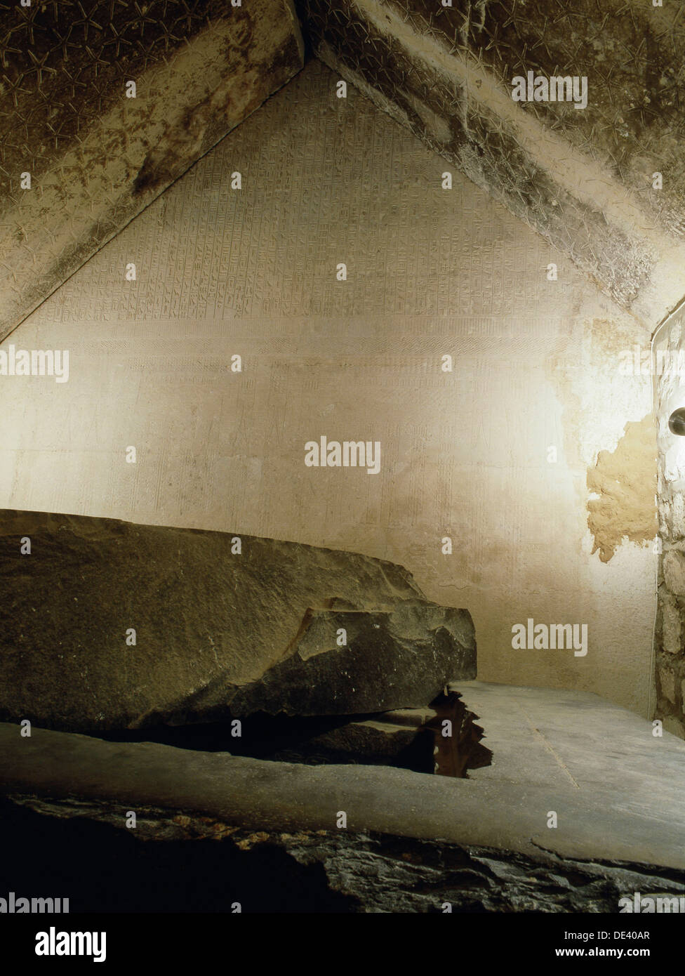 Egyptian pyramid interior hi-res stock photography and images - Alamy