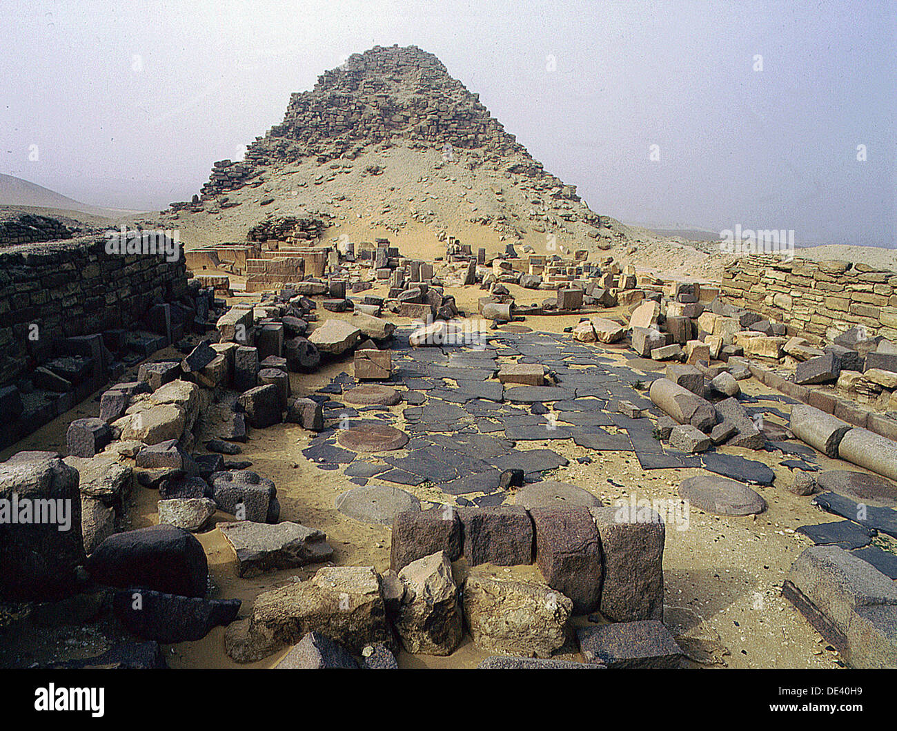 Sahures pyramid hi-res stock photography and images - Alamy