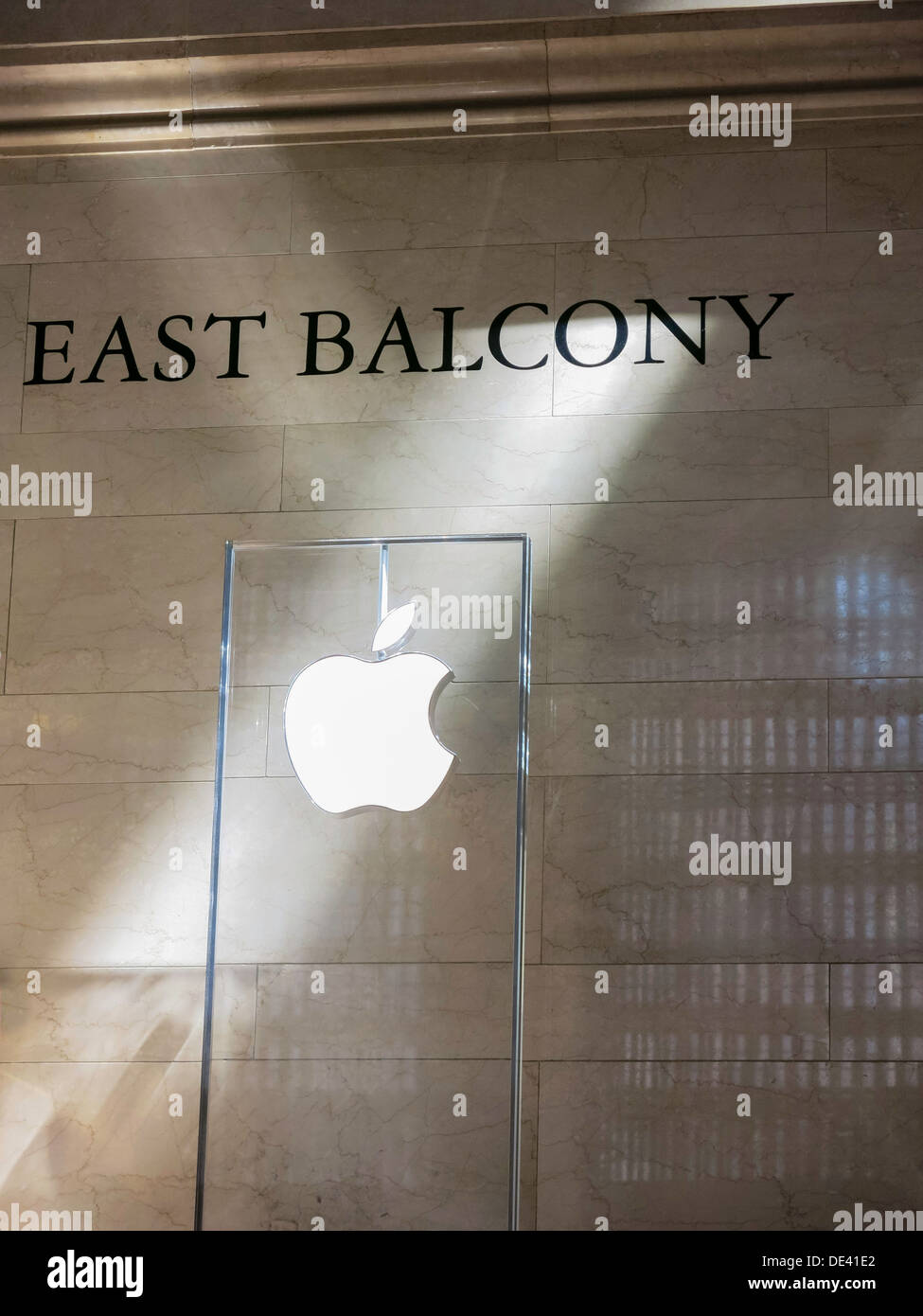 Apple logo building hi-res stock photography and images - Alamy