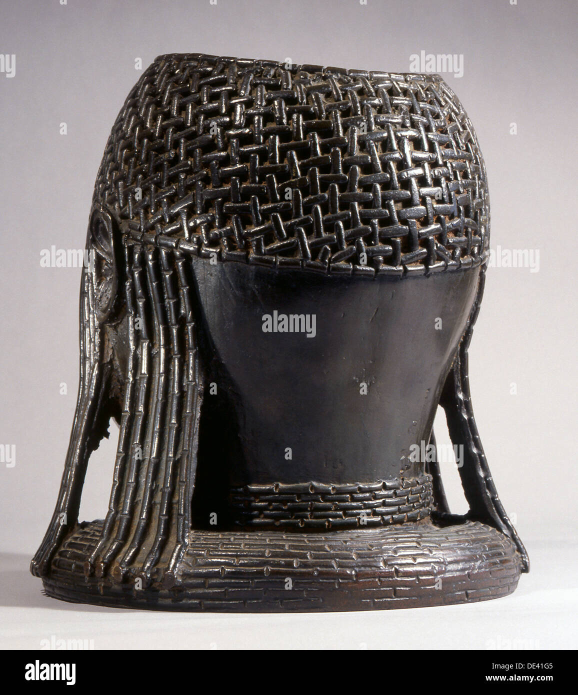 Brass head of oba of benin hi-res stock photography and images - Alamy