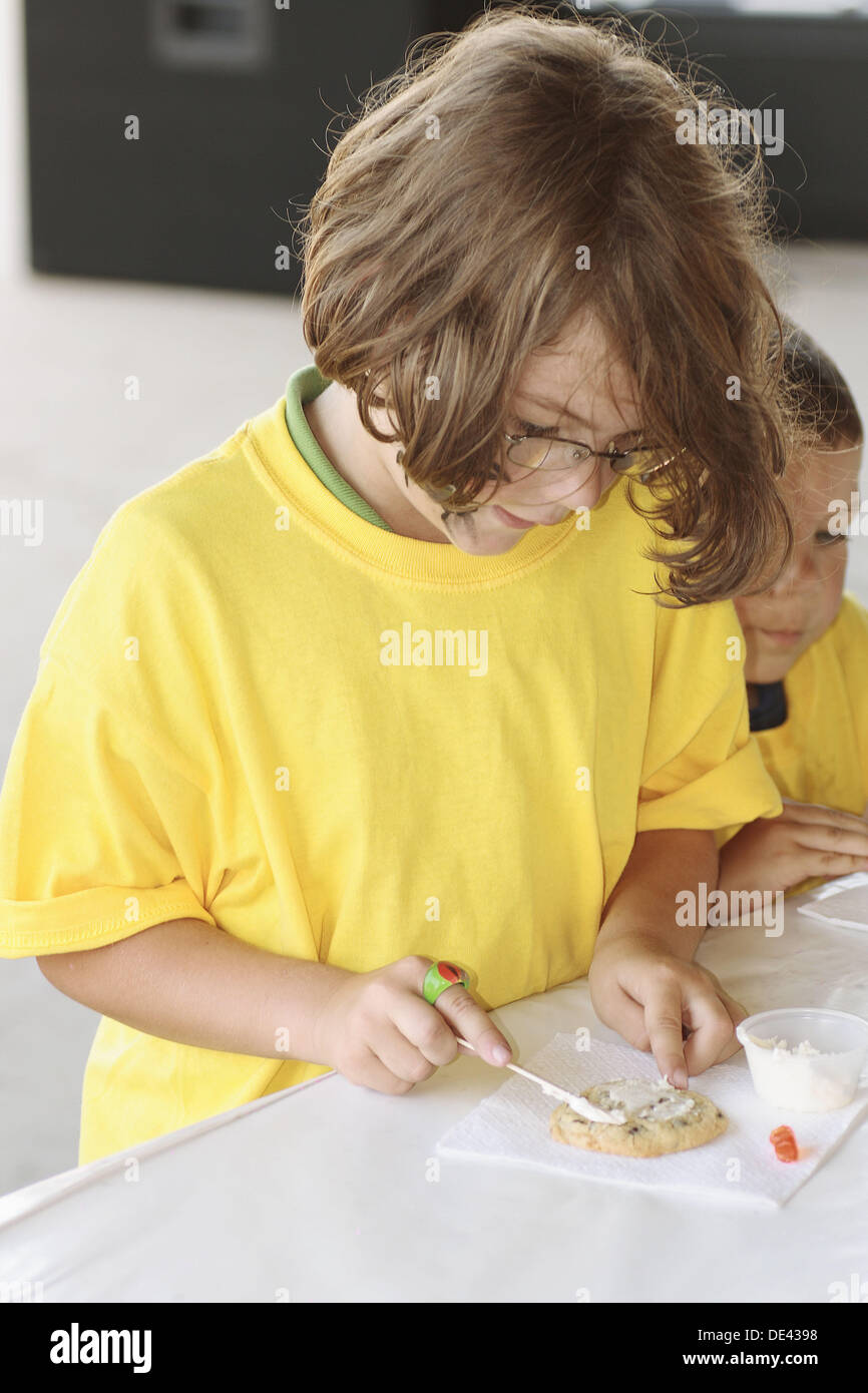 5 Year Old Girl Coloring A Cookie Stock Photo Alamy 5-year-old-girl-coloring-a-cookie-stock-photo-alamy