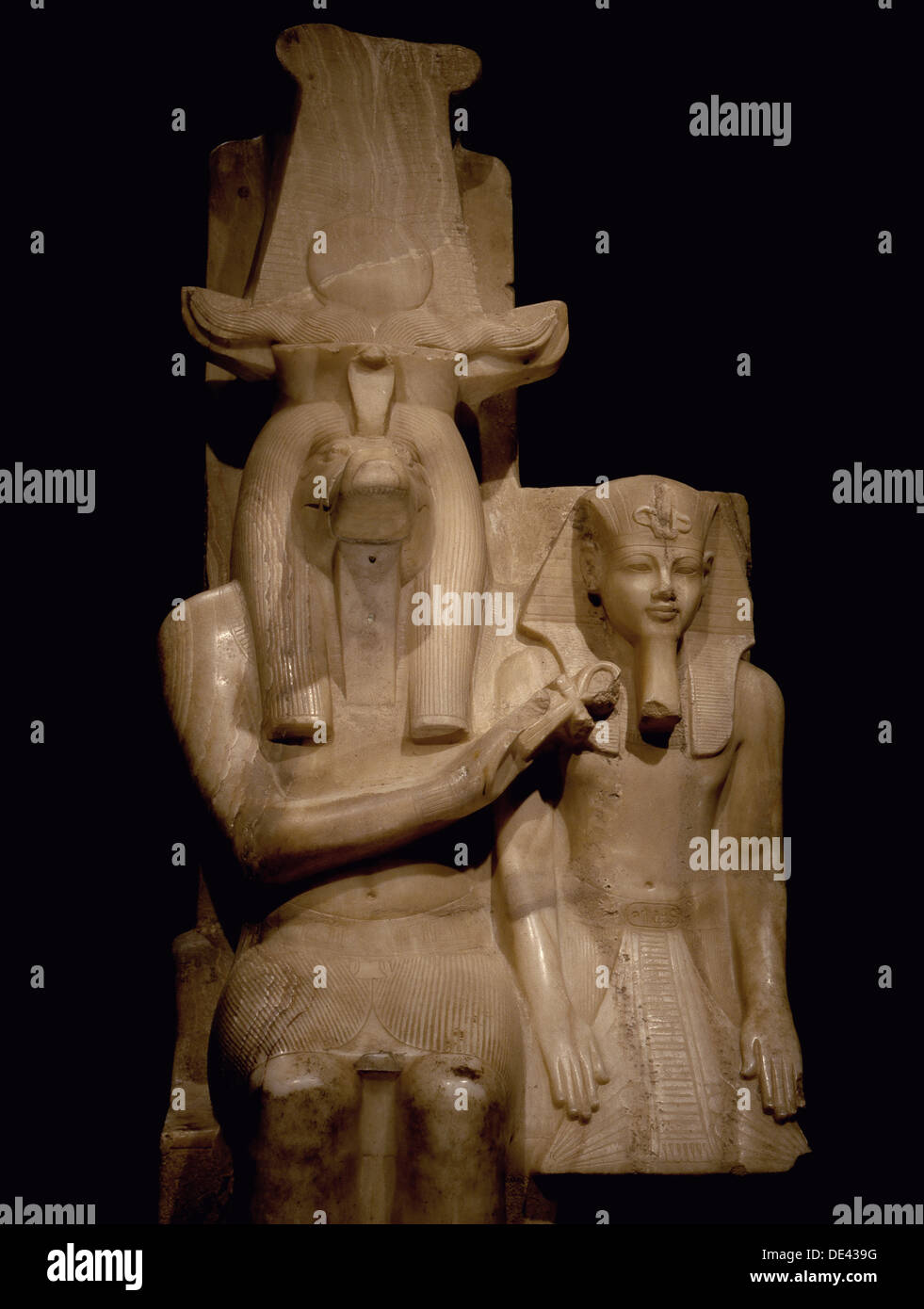 Crocodile sobek statue hi-res stock photography and images - Alamy