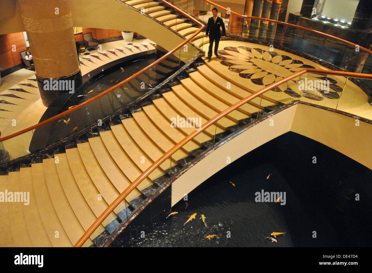 Fullerton hotel singapore interior hi-res stock photography and images ...