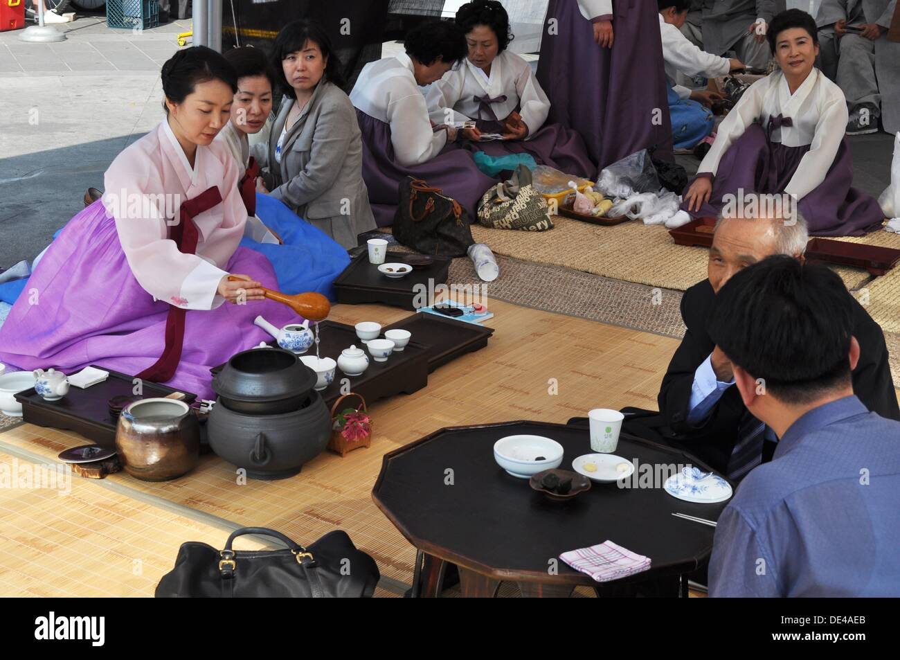 Traditional tea ceremony seoul hi-res stock photography and images - Alamy