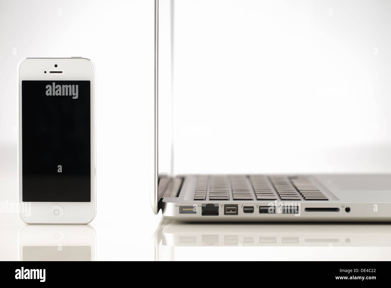 Computer laptop pc smartphones hi-res stock photography and images - Alamy